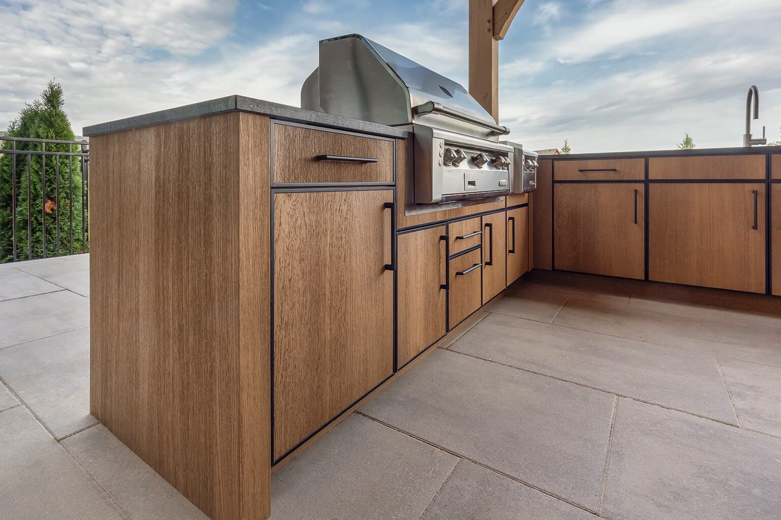 Outdoor Kitchen Cabinet Materials: The 6 Most Popular Options | Outeriors
