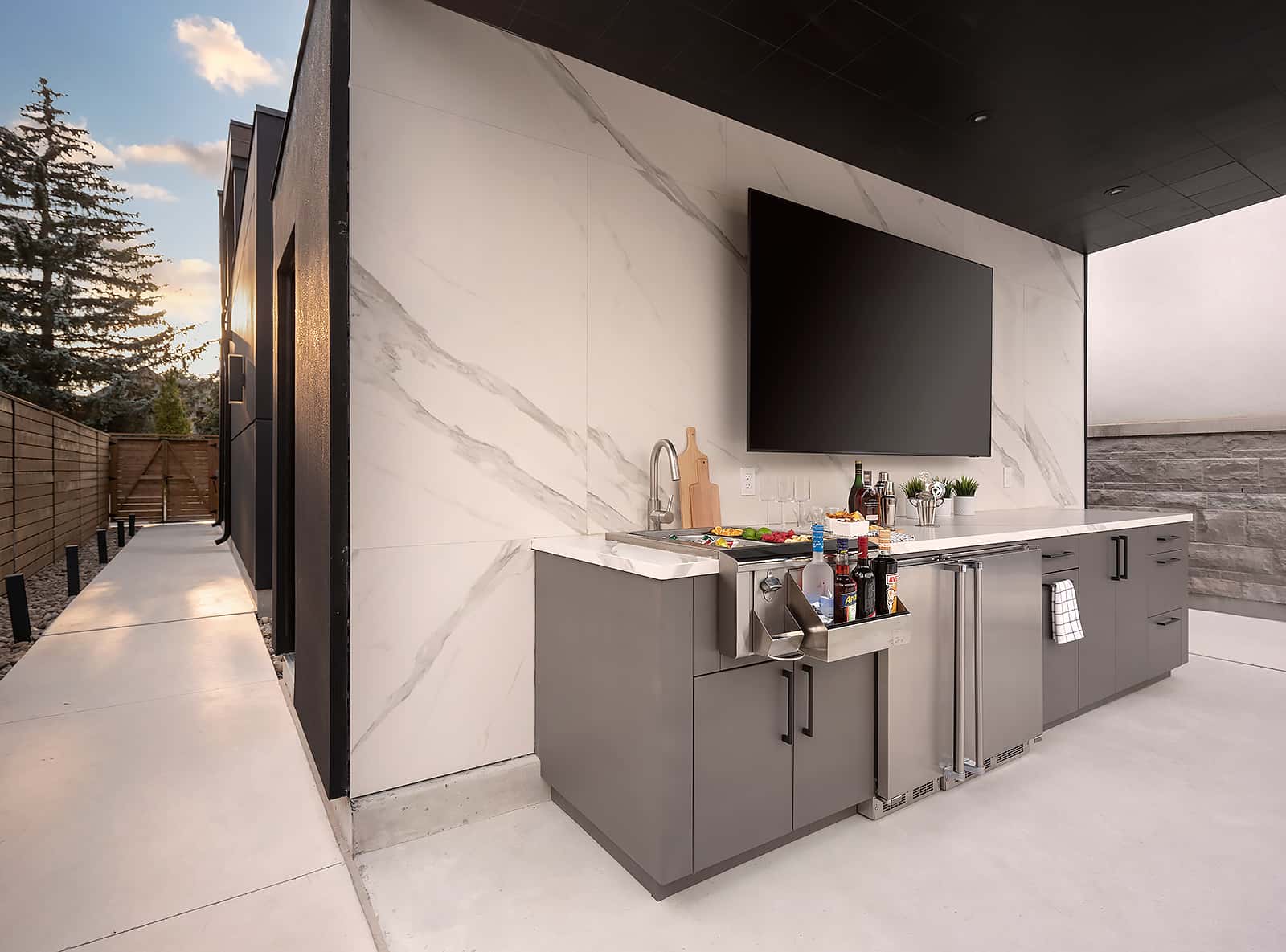 Aqua Bar | Outdoor Kitchen Inspiration